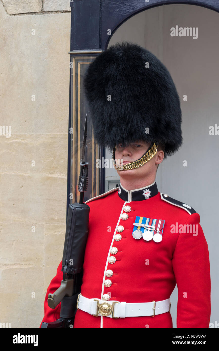 Man in uniform of british royal guard hi-res stock photography and ...