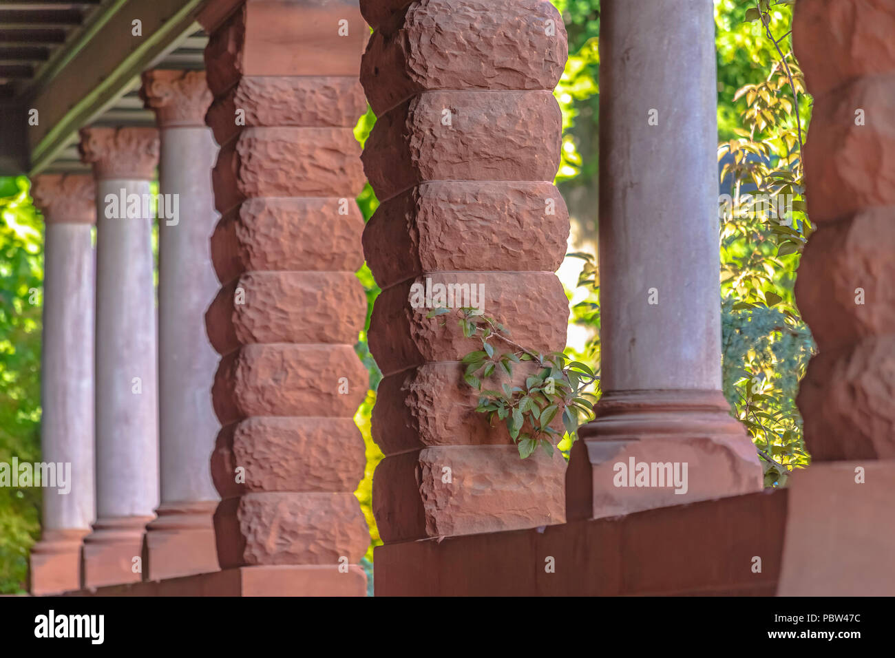 Two types of pillars on a historic building Stock Photo - Alamy