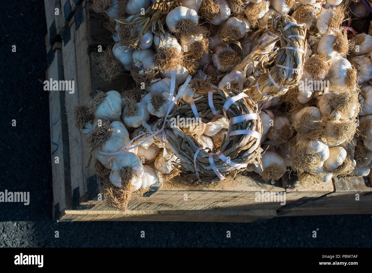 Bunch of garlic bulbs at the market place Stock Photo - Alamy