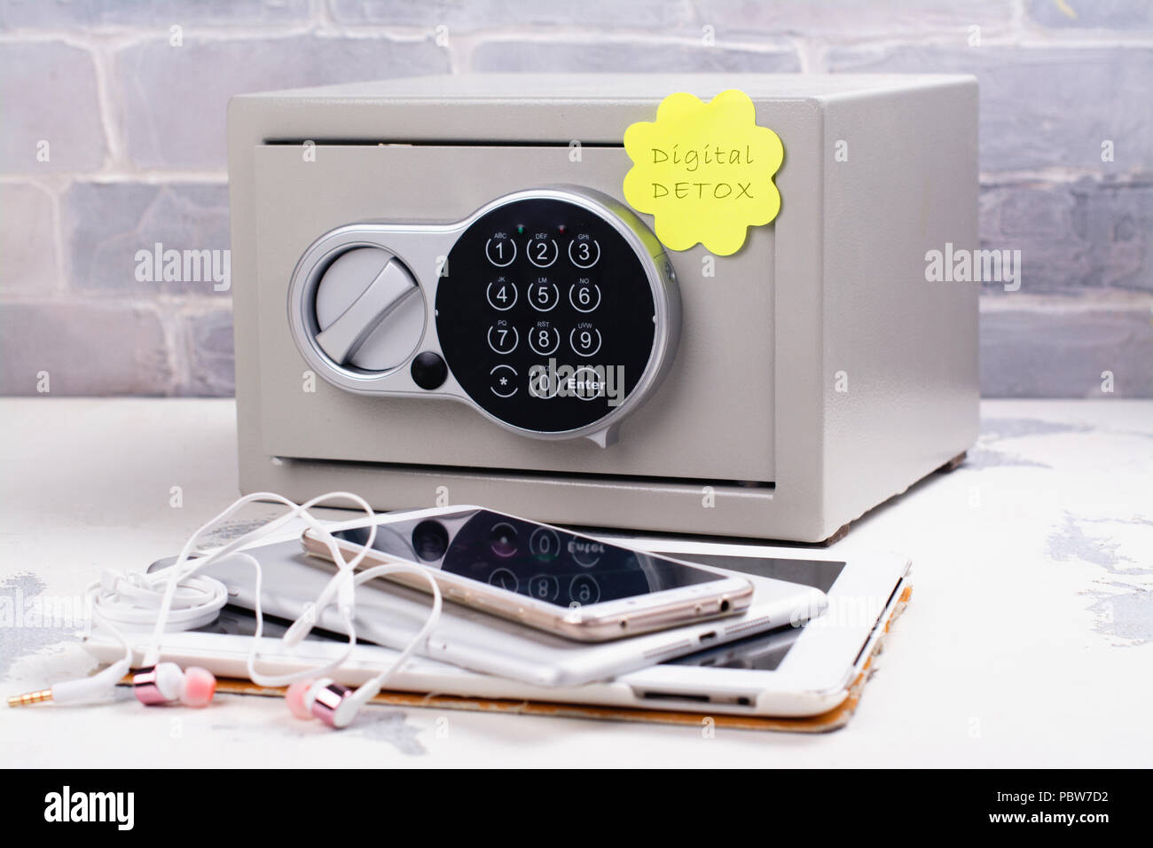 Digital detox phone hi-res stock photography and images - Alamy