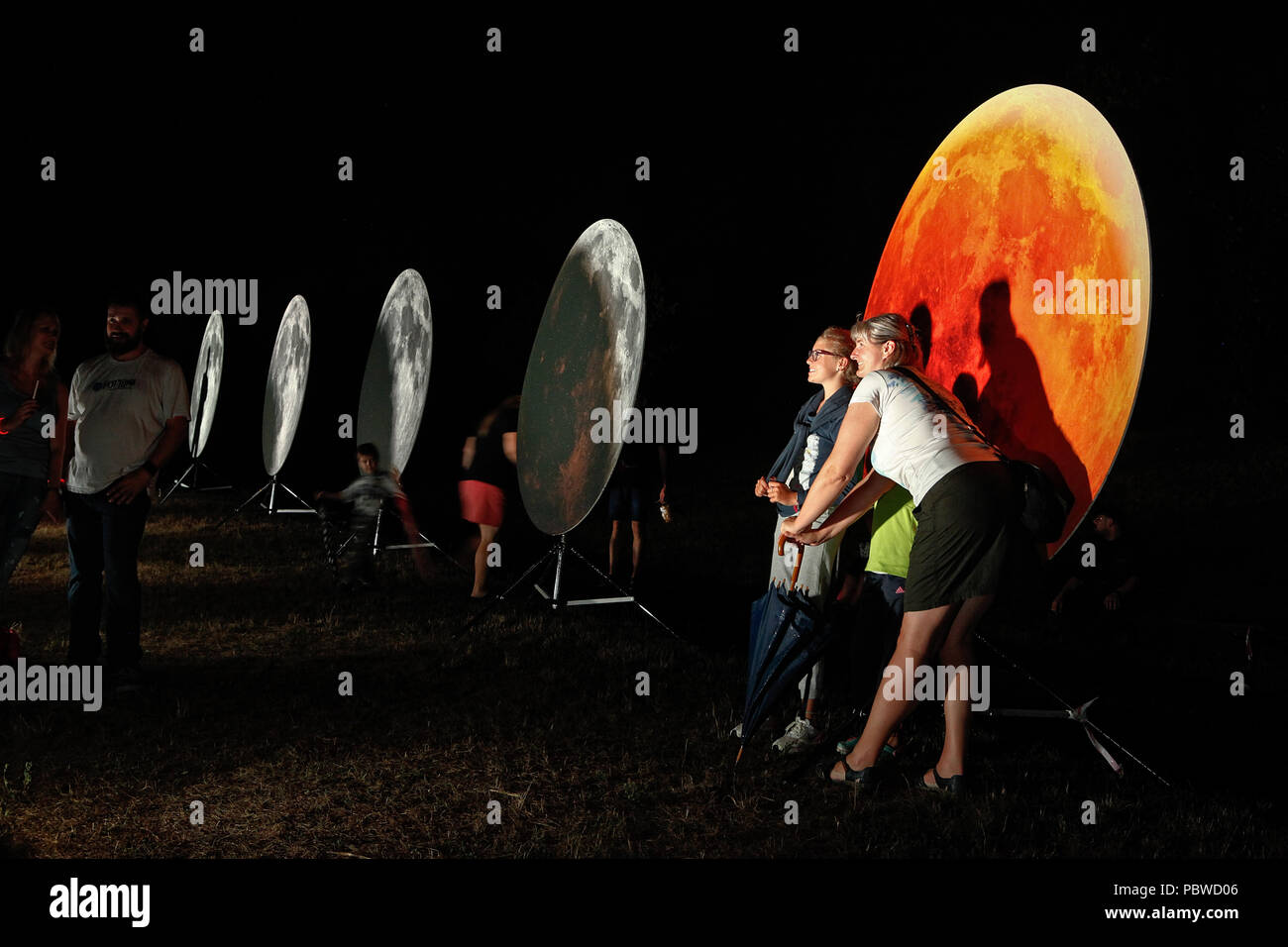 Total eclipse simulation hi-res stock photography and images - Alamy