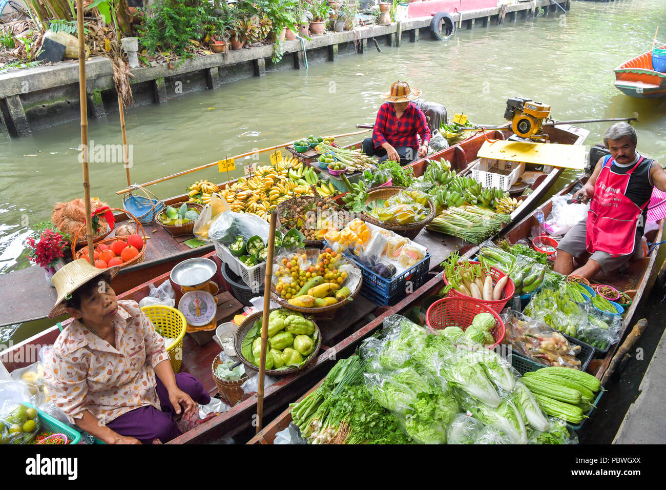 Fruit and vegetable shop on boat hi-res stock photography and images ...