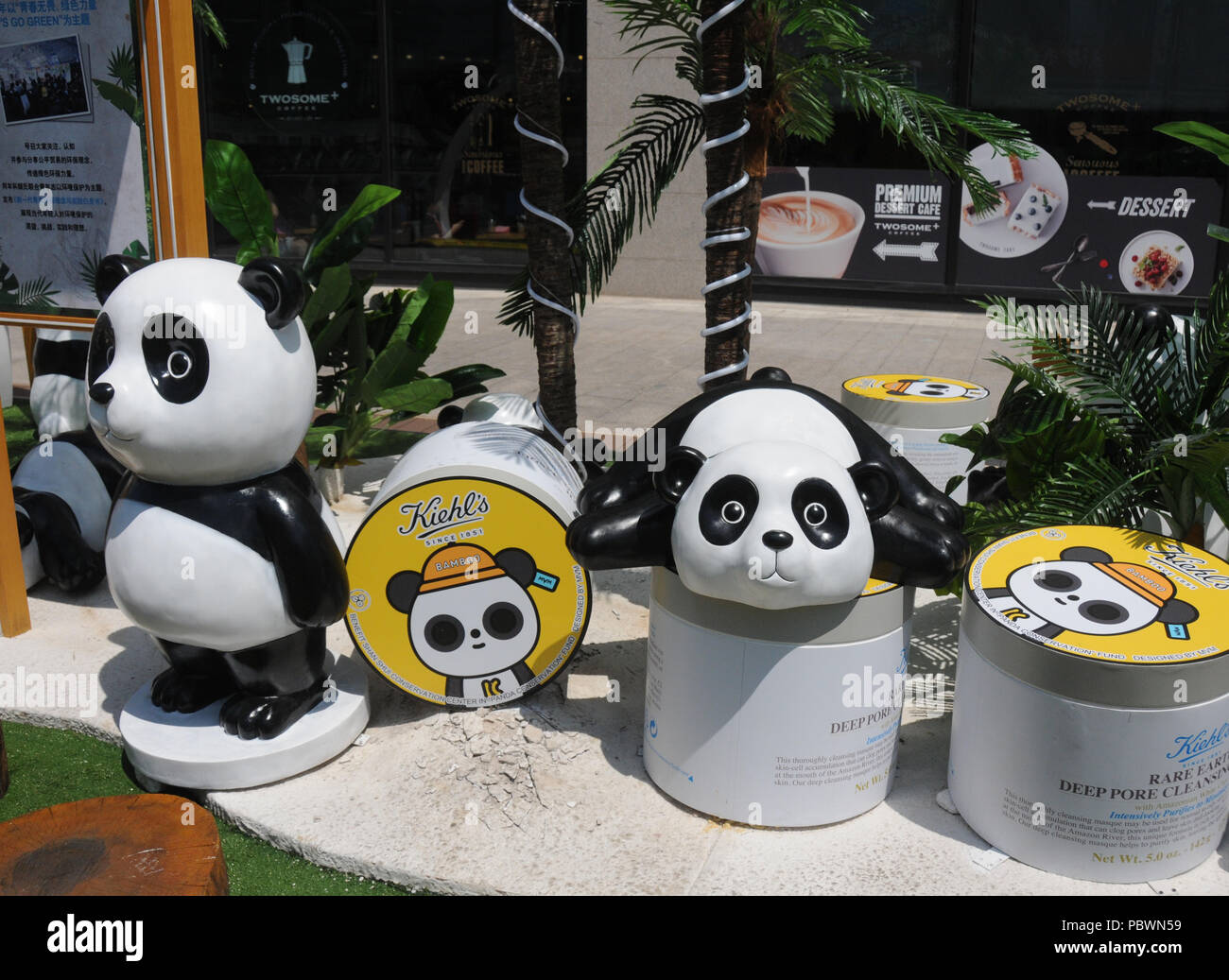 Panda sculptures shopping mall hi-res stock photography and images - Alamy