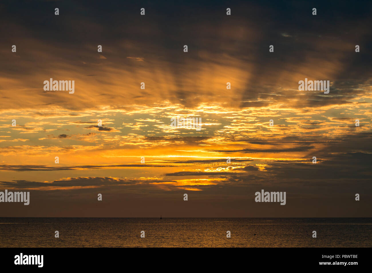 God rays sea hi-res stock photography and images - Alamy