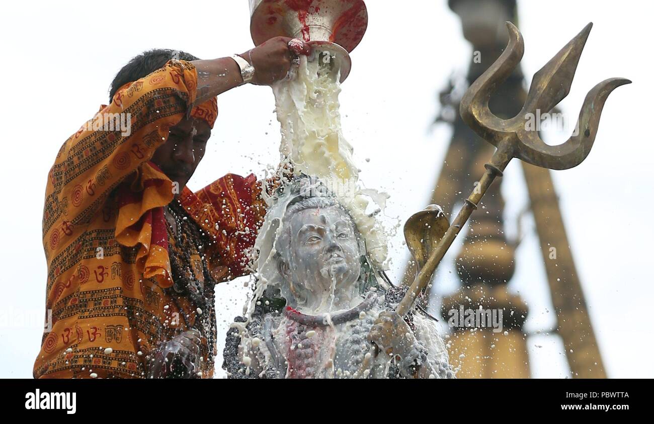 (180731) -- KATHMANDU, July 31, 2018 (Xinhua) -- A Hindu priest offers ...