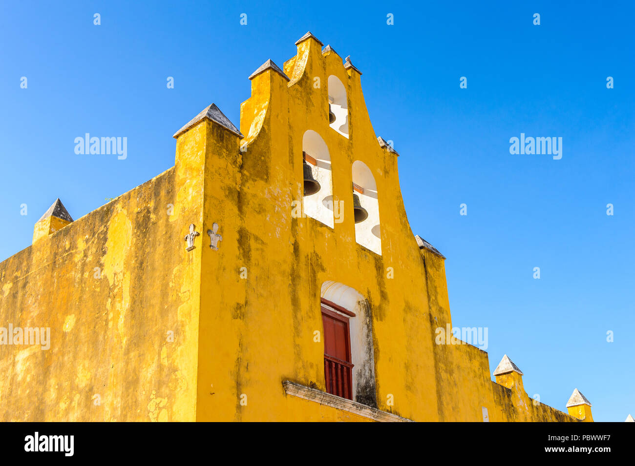 Yellow building in Palenque, Mexico Stock Photo - Alamy