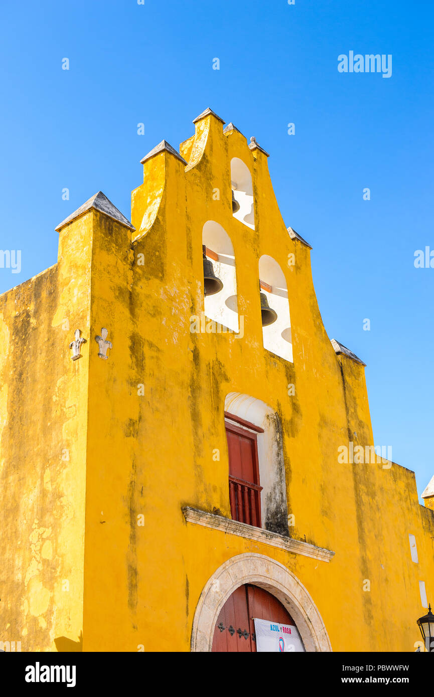 Yellow building in Palenque, Mexico Stock Photo - Alamy