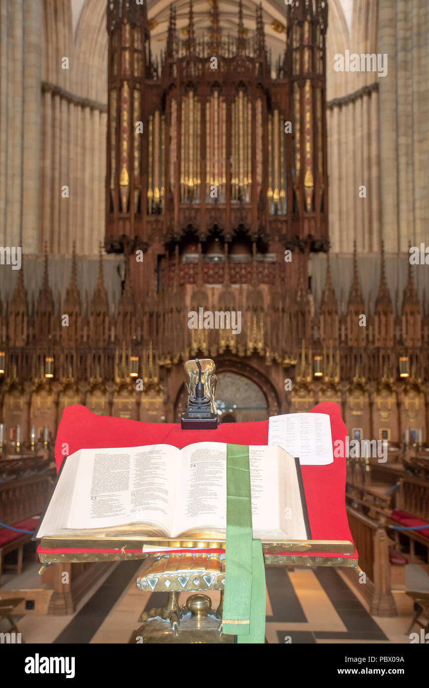 Large bible hi-res stock photography and images - Alamy