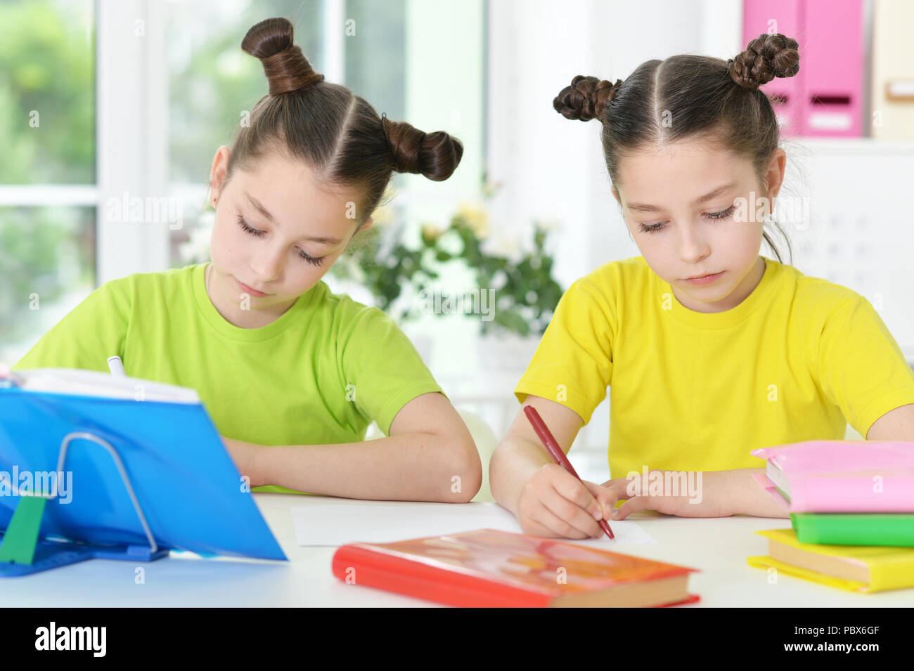 Two pretty sisters girls hi-res stock photography and images - Alamy