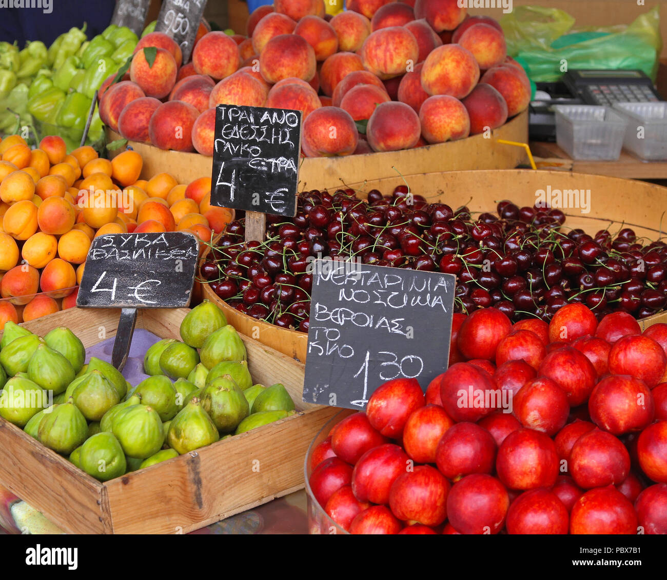 Fruits in crates at farmers market Stock Photo - Alamy
