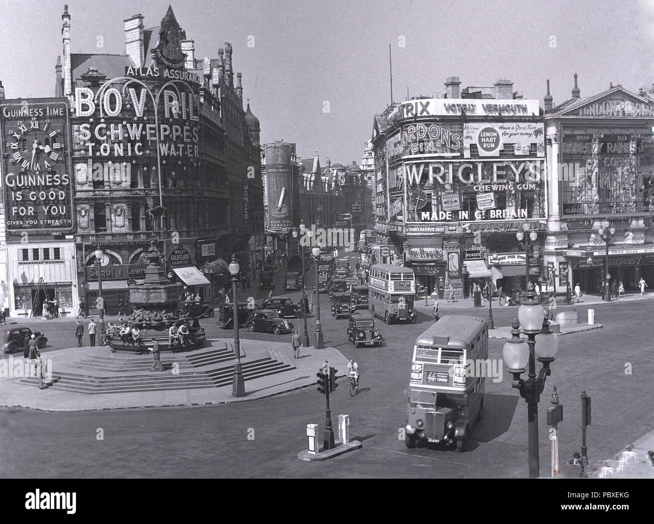 Picaddilly circus hi-res stock photography and images - Alamy