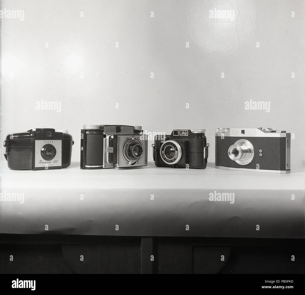 Film cameras 50s hi-res stock photography and images - Alamy