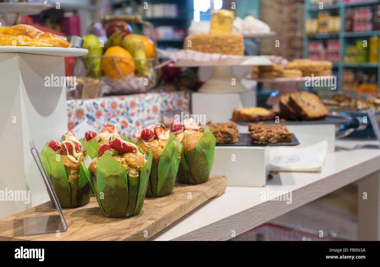 Bread bakery display hi-res stock photography and images - Alamy