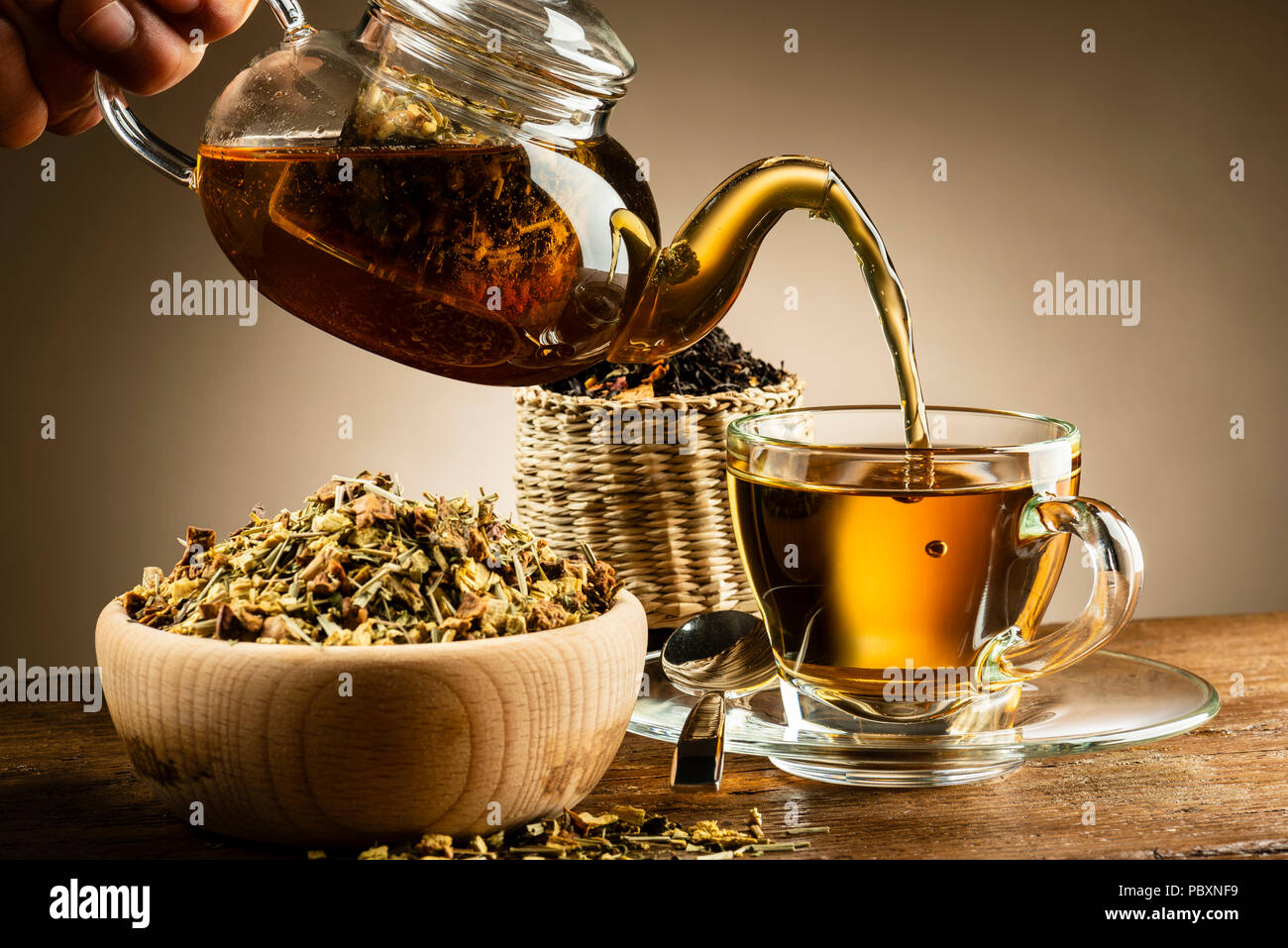 Pouring hot glass hi-res stock photography and images - Alamy