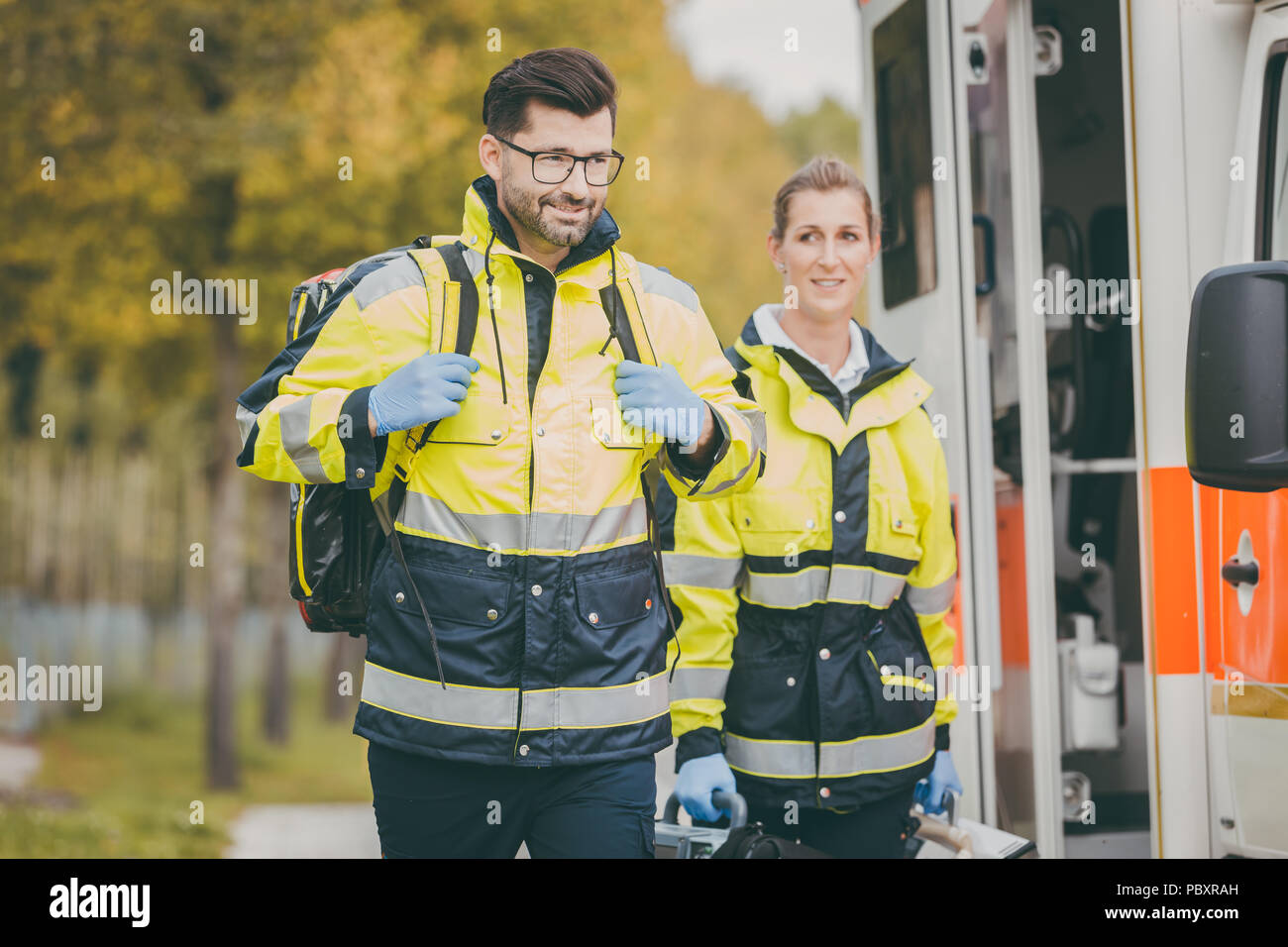 Woman emergency paramedic hi-res stock photography and images - Alamy