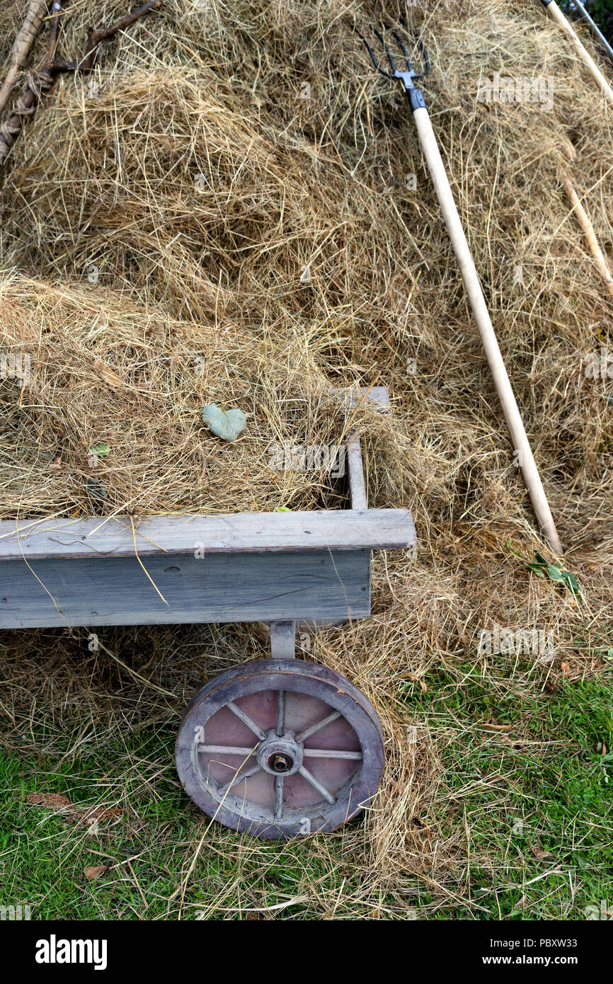Haystack in a cart hi-res stock photography and images - Alamy
