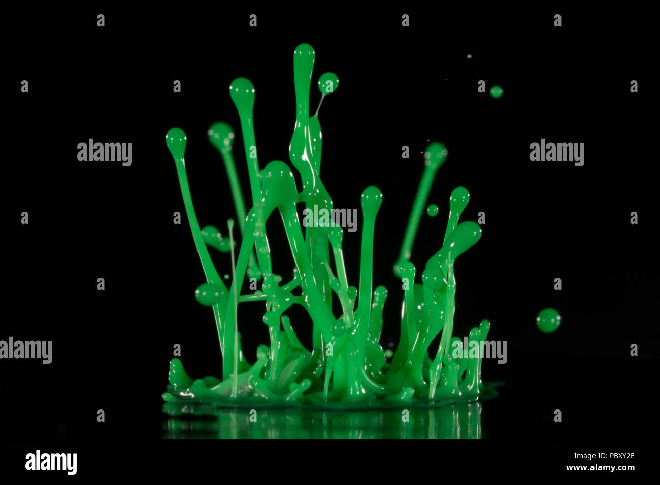 Green paint splash background hi-res stock photography and images - Alamy