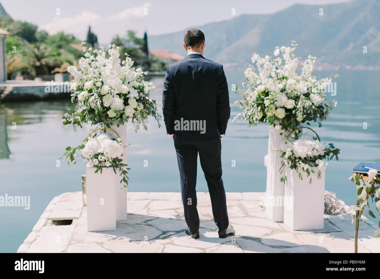Waiting for bride hi-res stock photography and images - Alamy