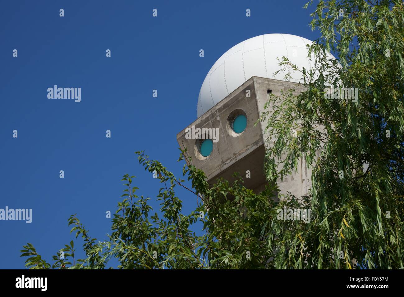 Tall white alien hi-res stock photography and images - Alamy