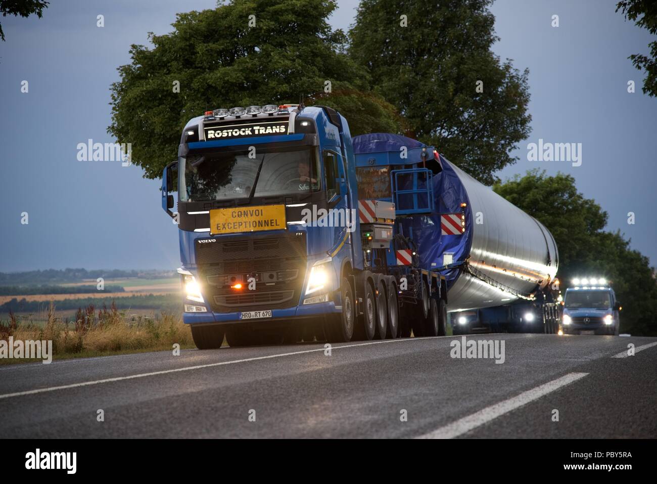 Convoi exceptionnel: the abnormal load, the tower section of a wind ...