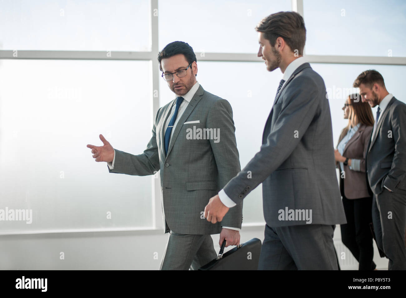Students walking up steps hi-res stock photography and images - Alamy