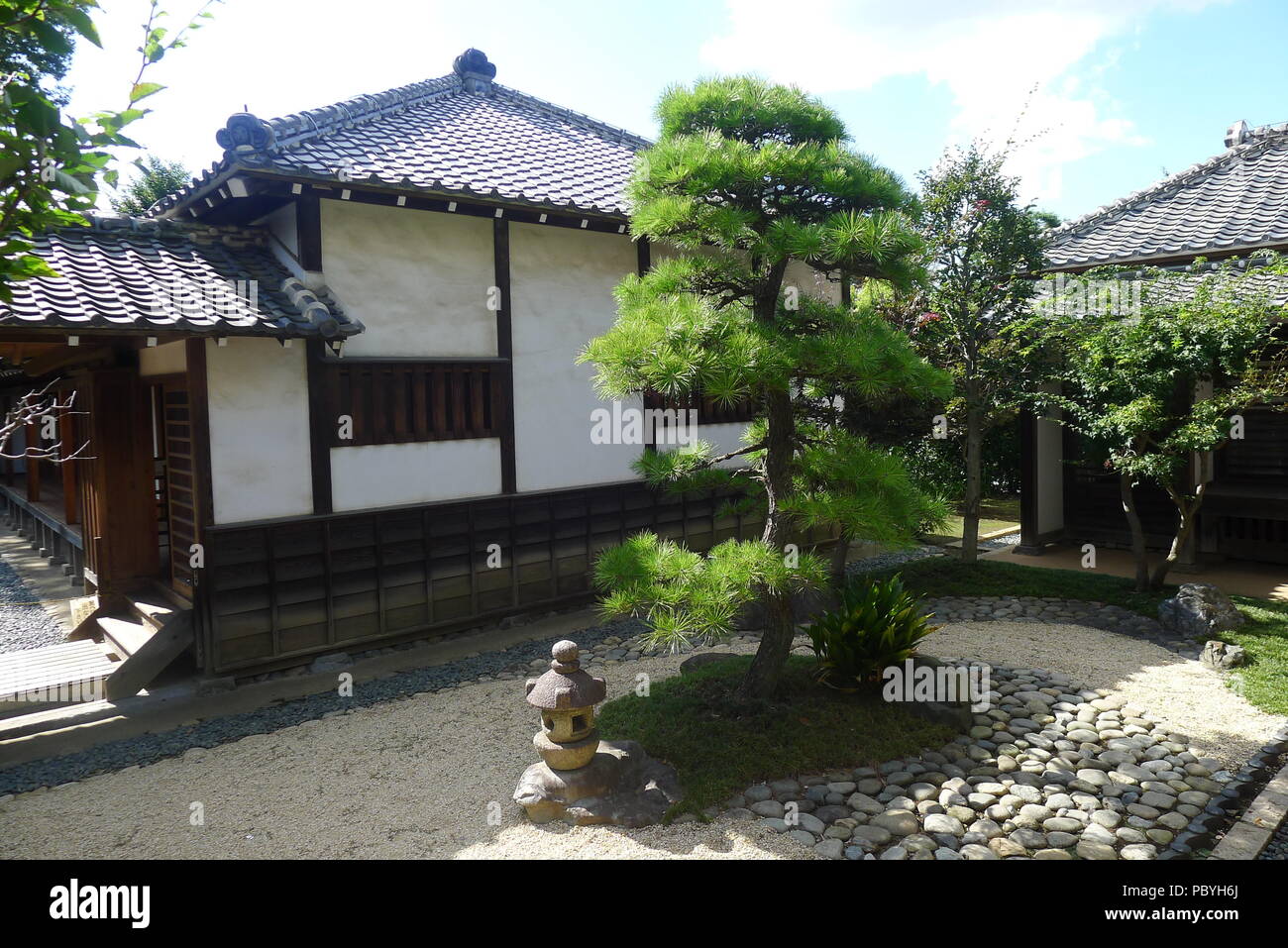 Japanese House and Courtyard Stock Photo - Alamy
