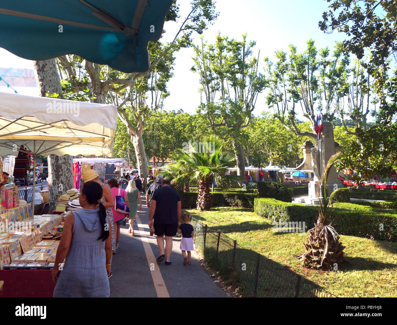 Colourful busy market at Saint Chinian french market Stock Photo - Alamy