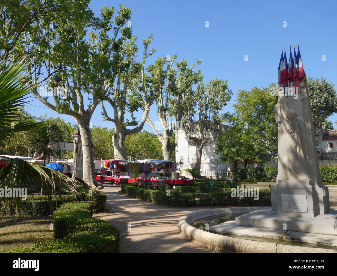 Colourful busy market at Saint Chinian Stock Photo - Alamy
