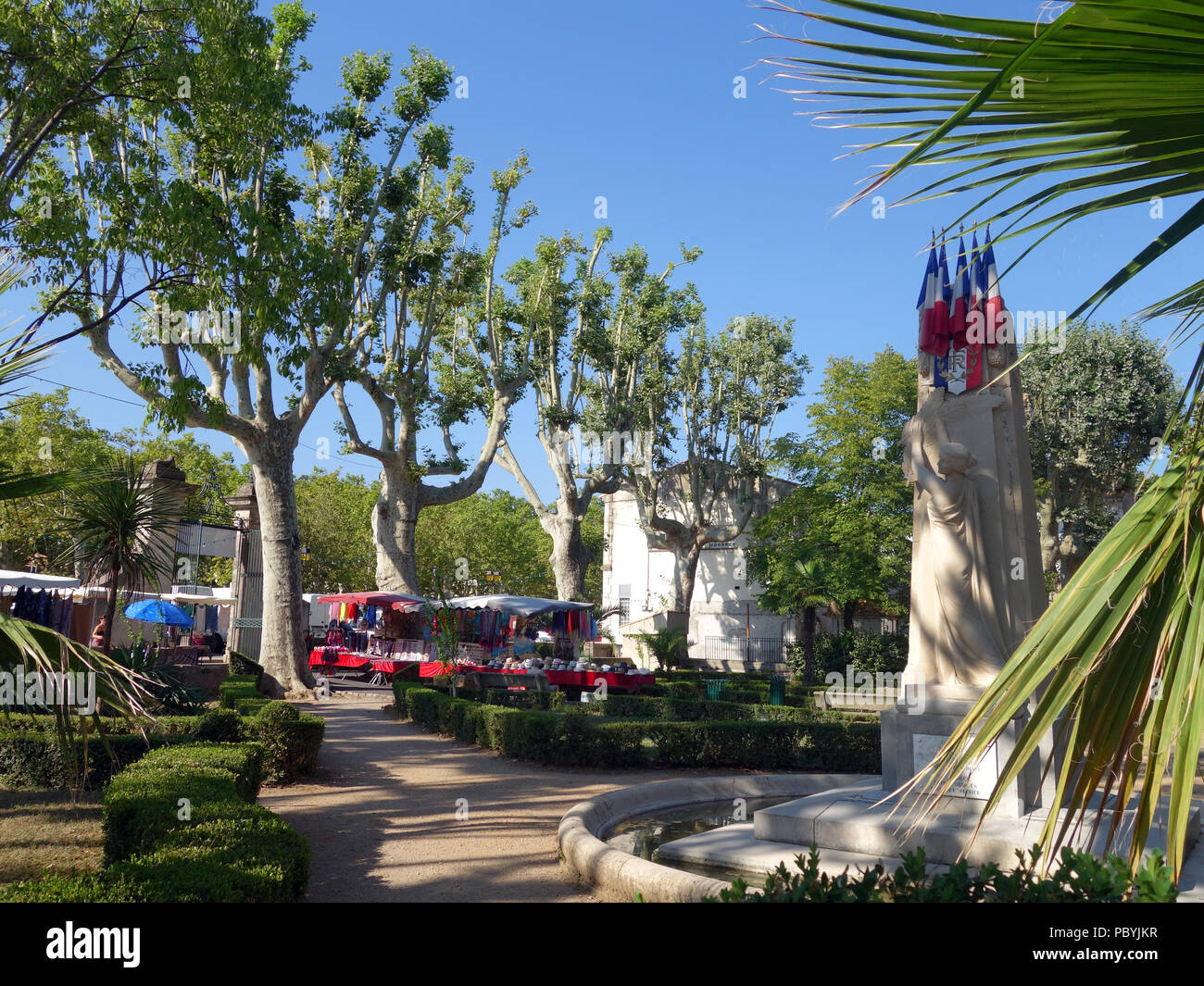 Colourful busy market at Saint Chinian Stock Photo - Alamy