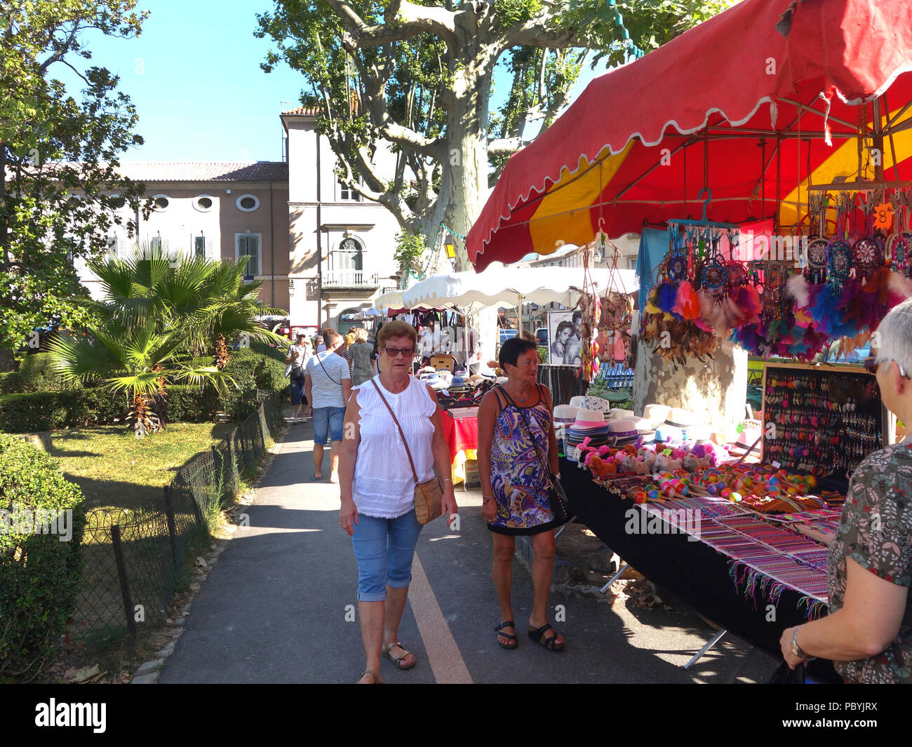 Colourful busy market at Saint Chinian french market Stock Photo - Alamy