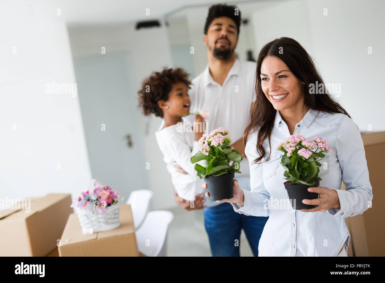 Happy family with cardboard boxes Stock Photo - Alamy