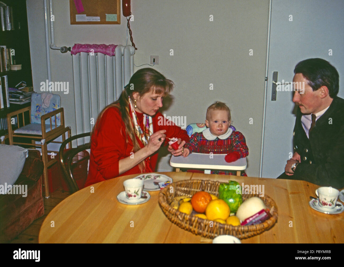 Alexandra und Rudolph von Croy beim Füttern des Nachwuchses in Dülmen ...