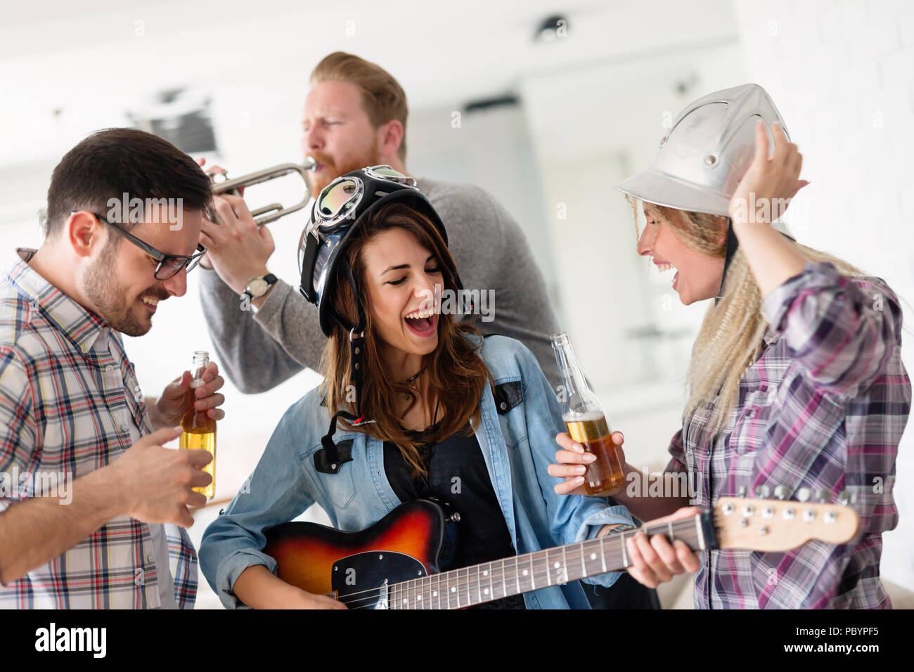 Students drinking alcohol hi-res stock photography and images - Alamy