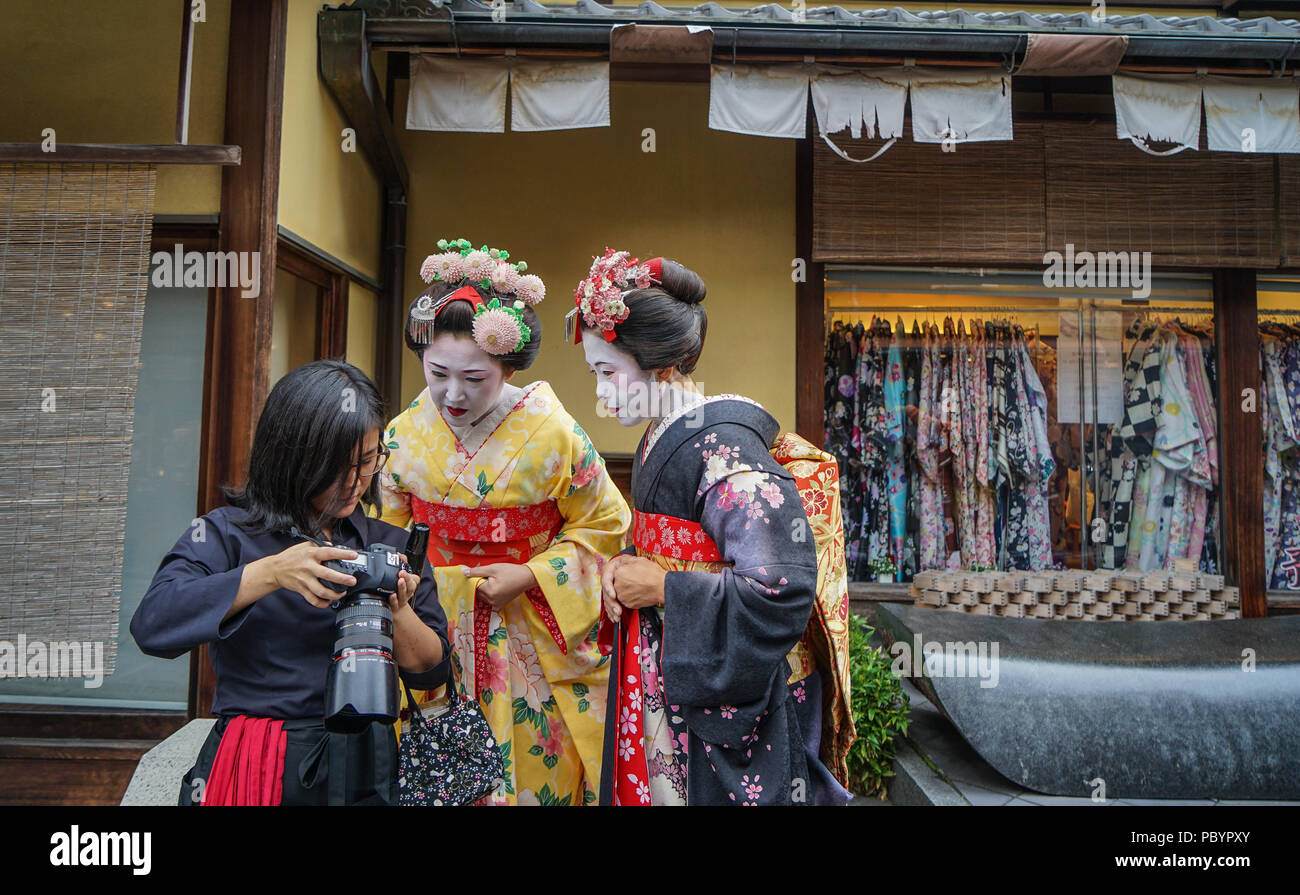 Geisha walking on street hi-res stock photography and images - Alamy