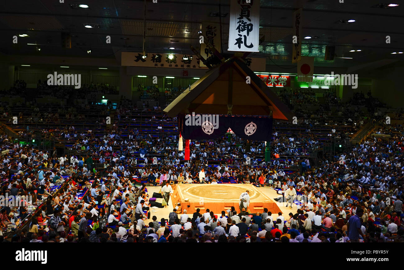 Sumo wrestler in kimono hi-res stock photography and images - Alamy