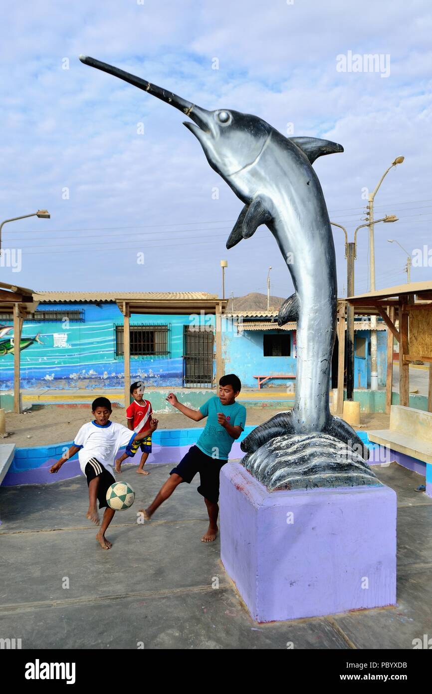 Swordfish statue hi-res stock photography and images - Alamy