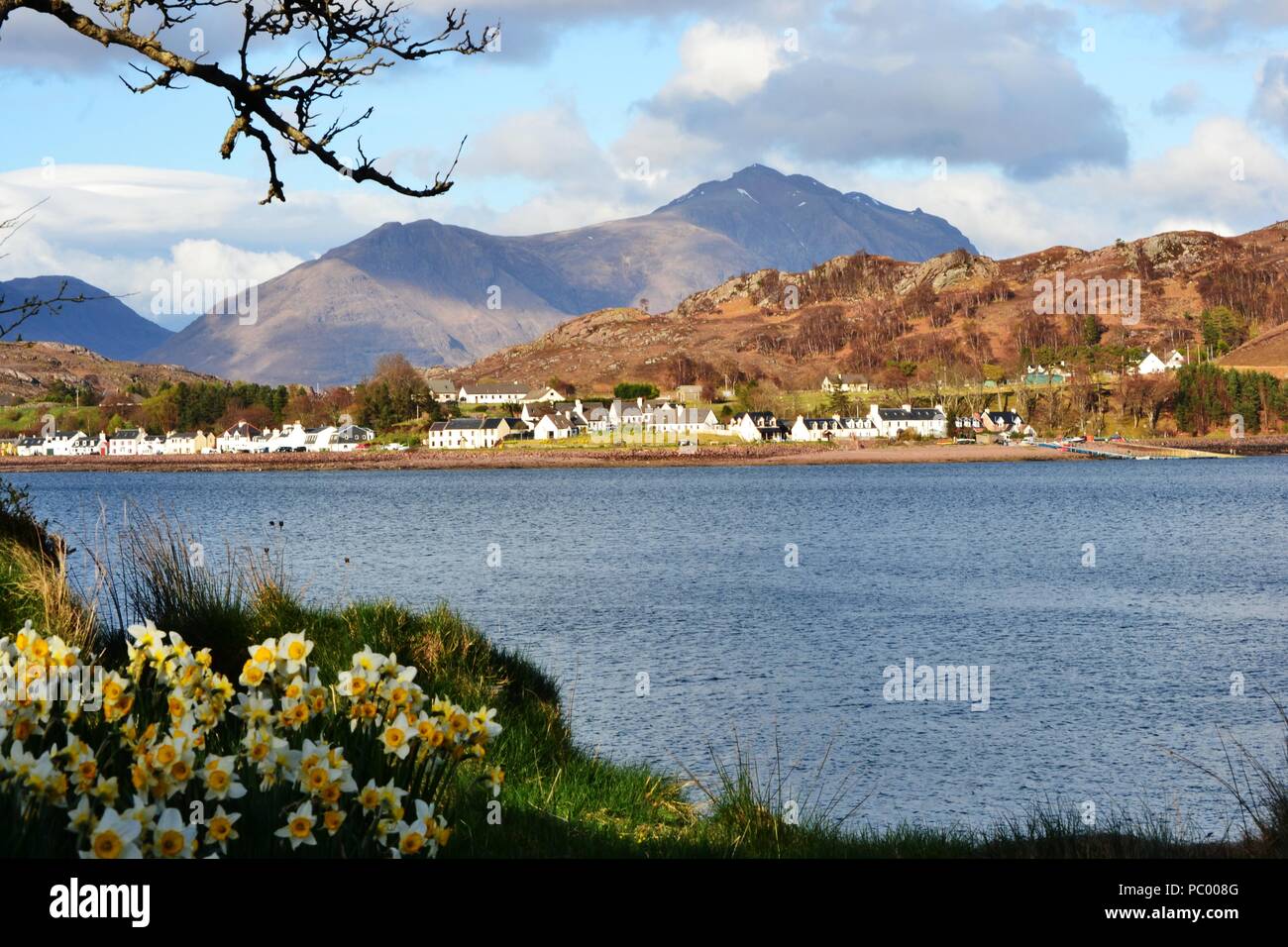 The view to the pretty Scottish village of Shieldaig Stock Photo - Alamy