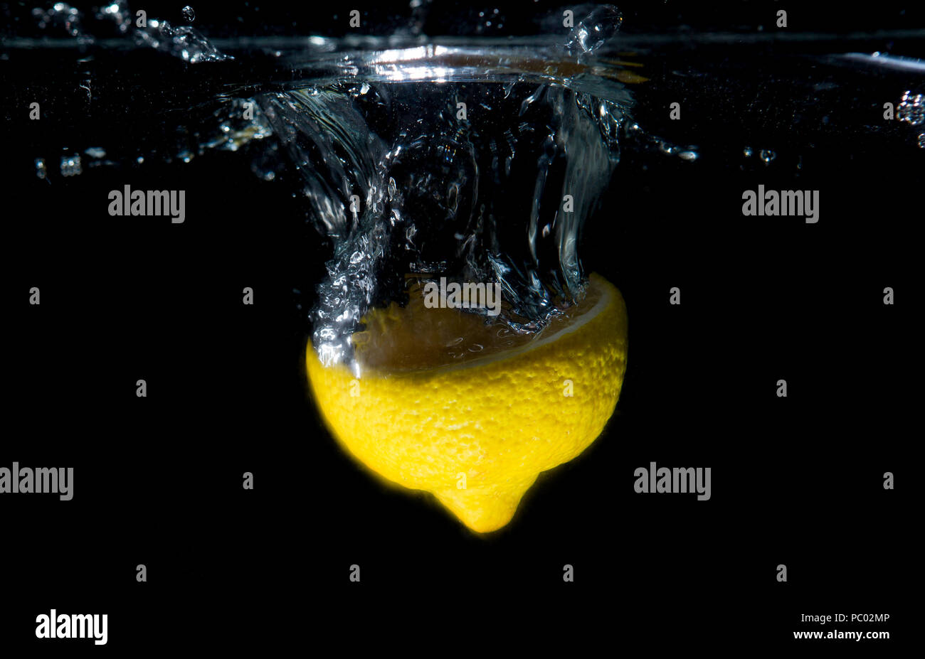 Lemon in water. Citrus fruit thrown into the water Stock Photo - Alamy