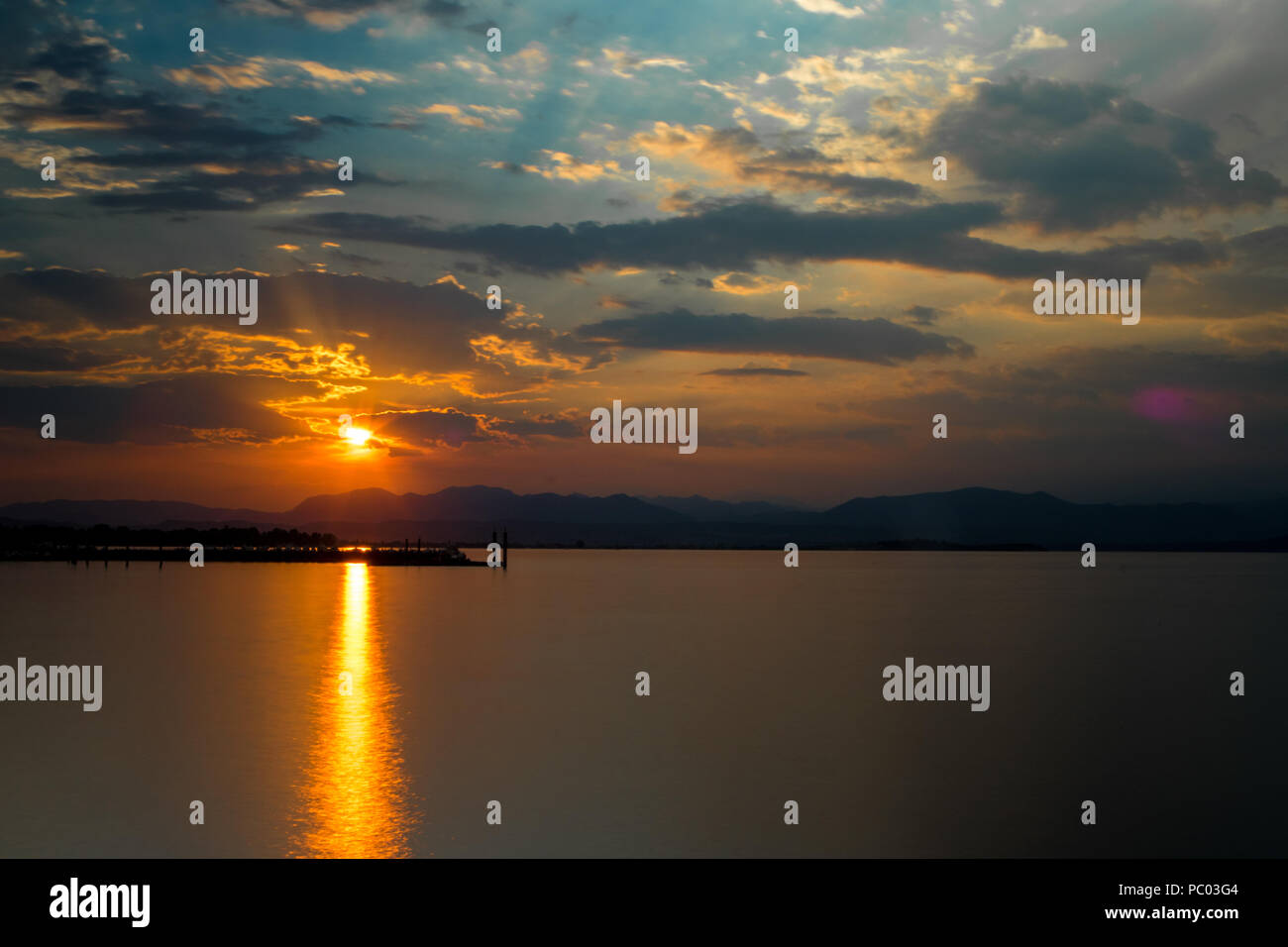 Sunset between mountains hi-res stock photography and images - Alamy