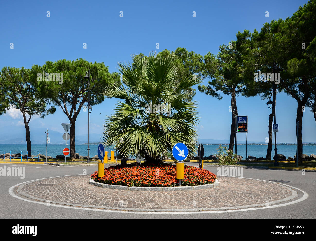 Flowers roundabout hi-res stock photography and images - Alamy