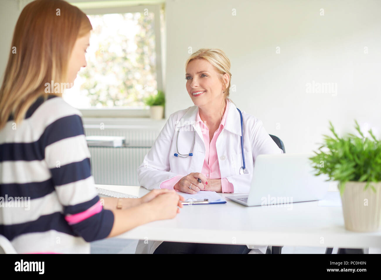 Female medical examiner hi-res stock photography and images - Alamy