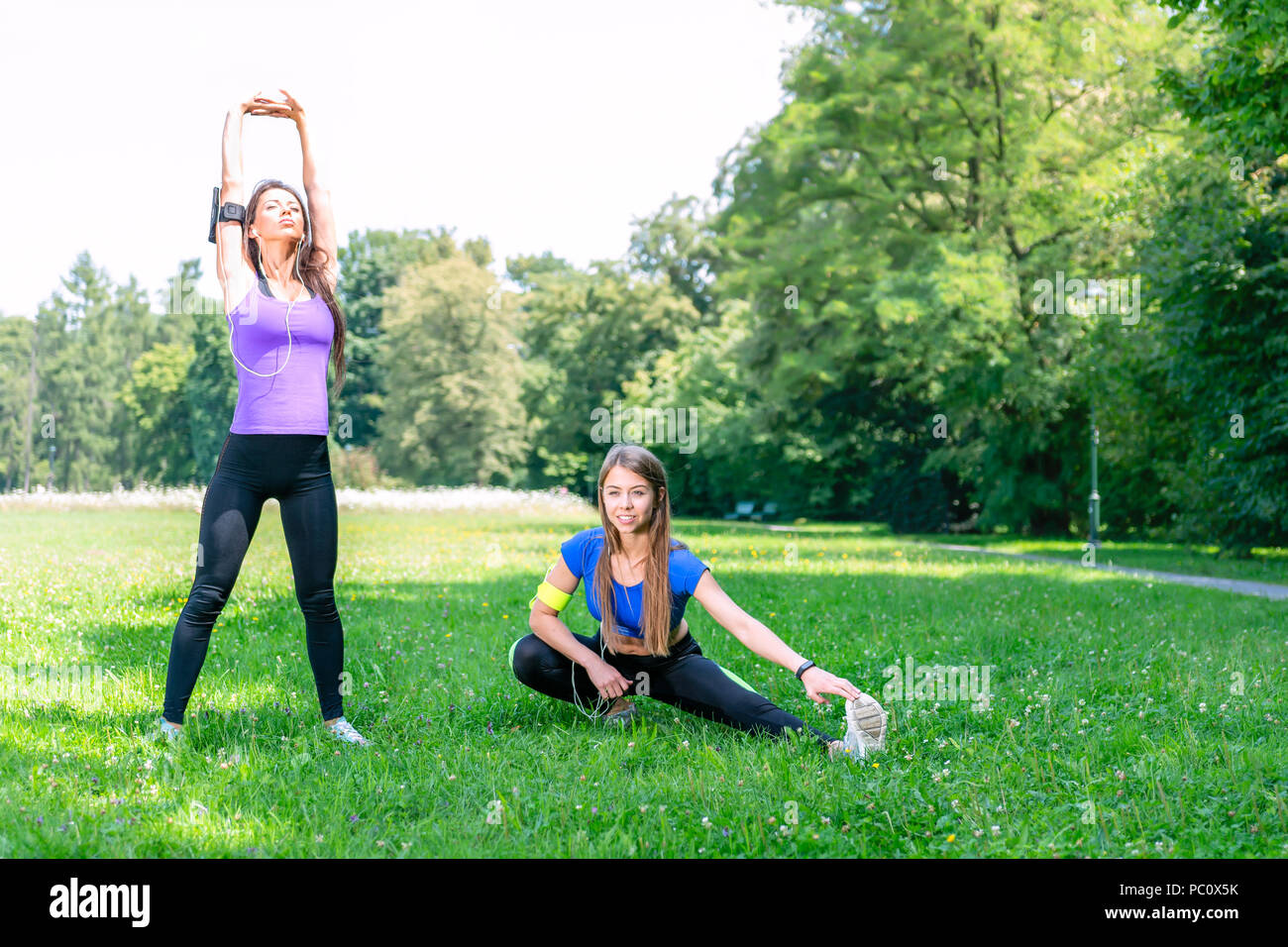 Girls stretching hi-res stock photography and images - Alamy