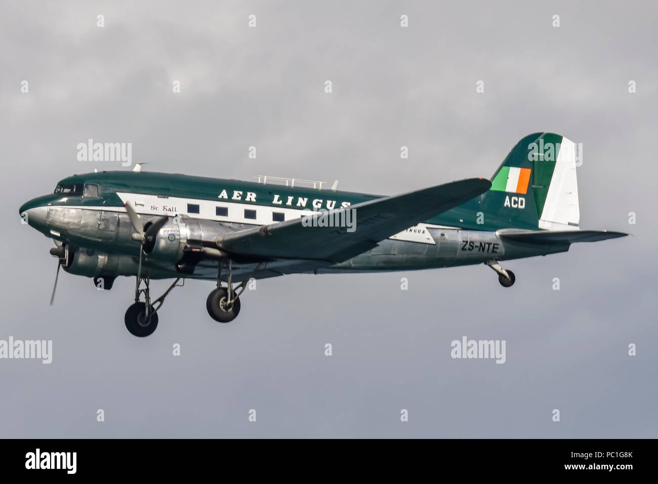 American douglas dc 3 aircraft hi-res stock photography and images - Alamy