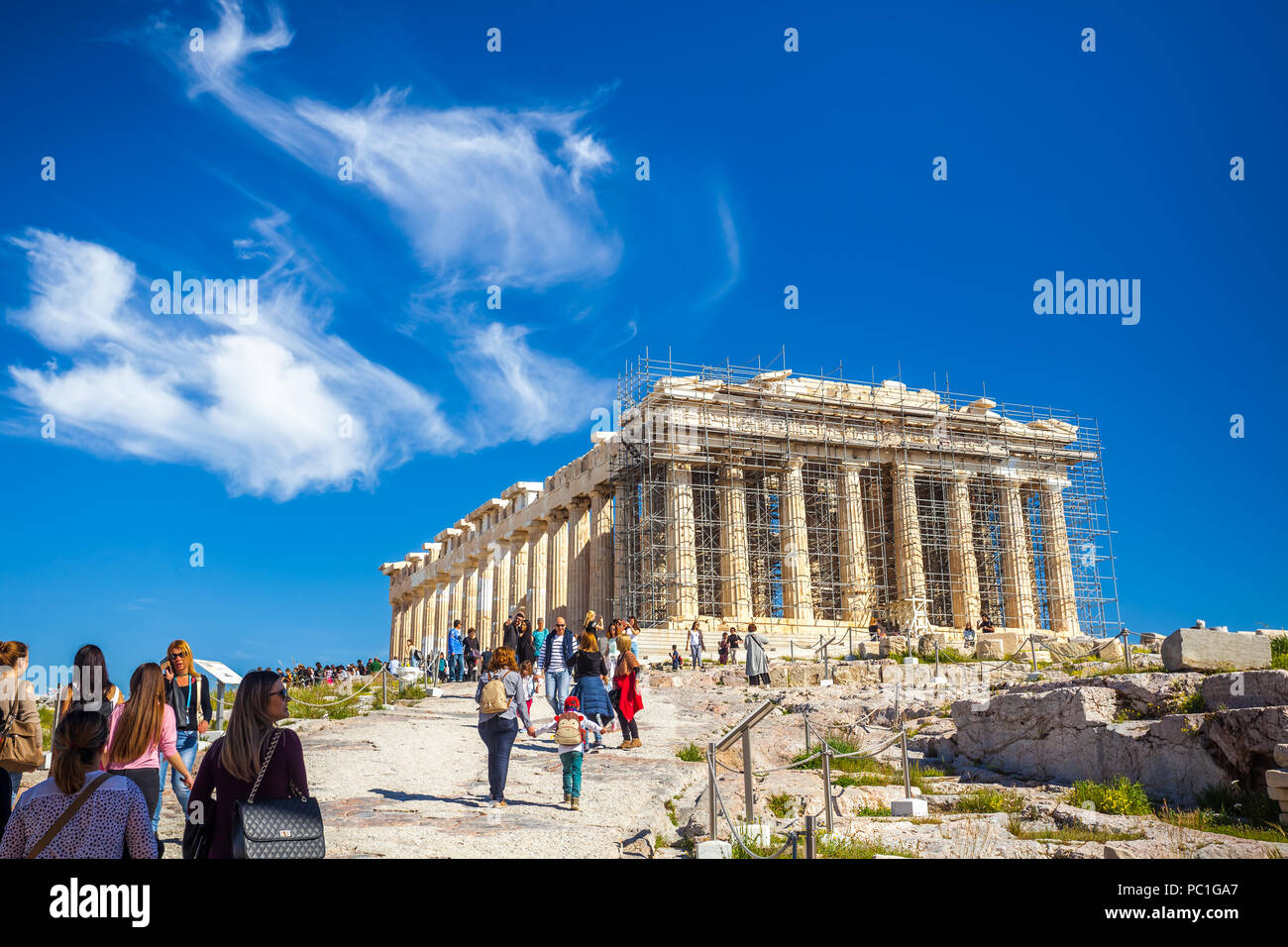 Tourists visiting parthenon temple hi-res stock photography and images ...