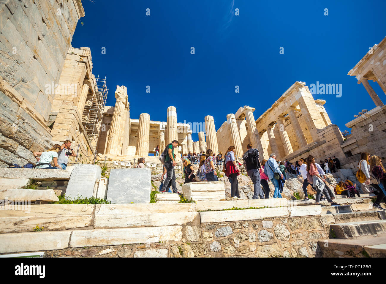 Tourists visiting parthenon temple hi-res stock photography and images ...