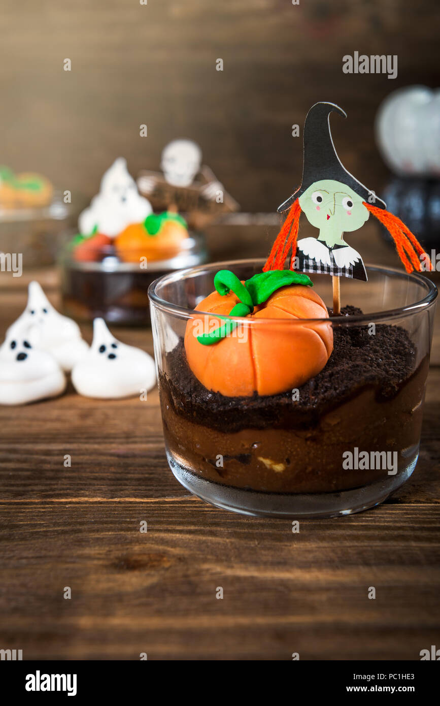 Easy Homemade Chocolate Dirt Pudding for Halloween with Meringue Ghosts ...