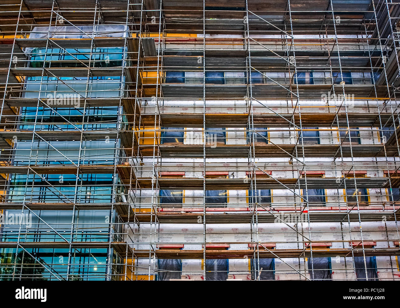 Scaffolds Up the Building Stock Photo - Alamy