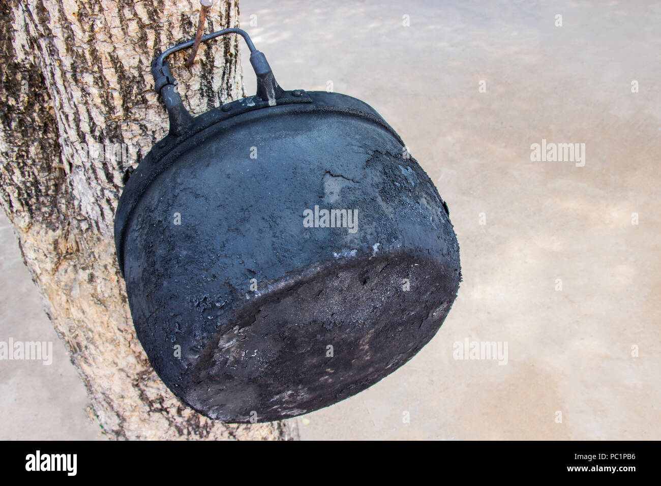 Old black metal cooking pot hi-res stock photography and images - Alamy