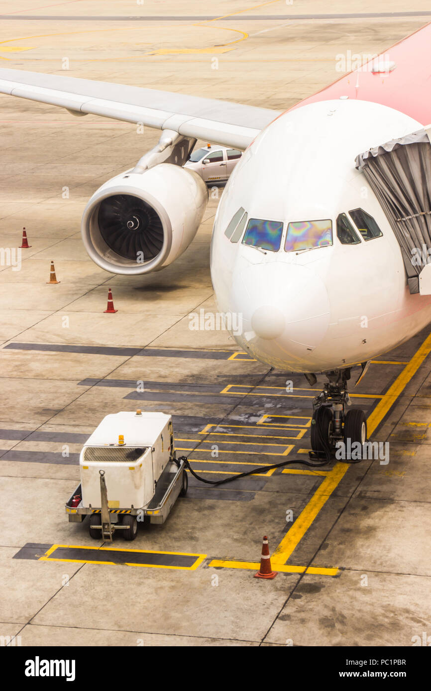 Vehicle maintenance flight hi-res stock photography and images - Alamy