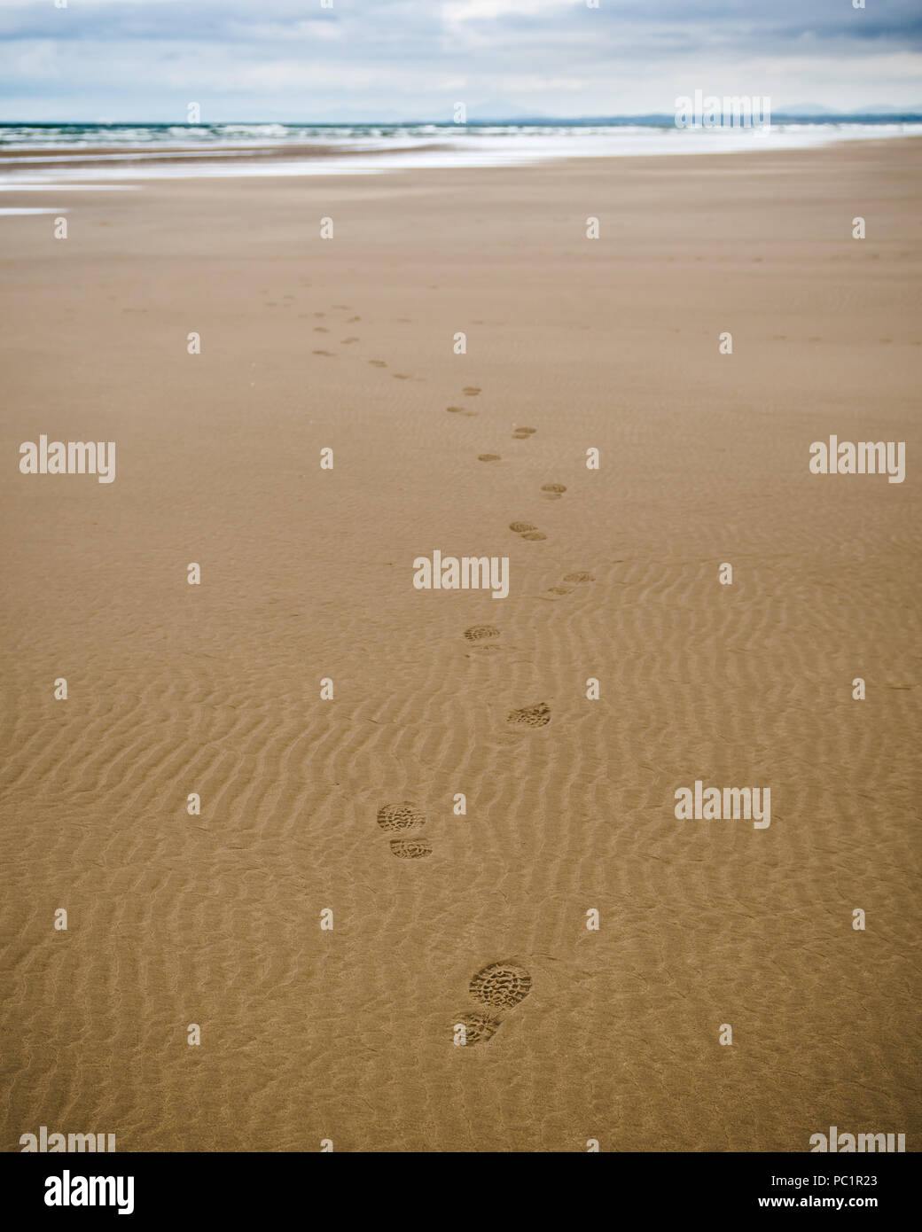 Footstep trail hi-res stock photography and images - Alamy